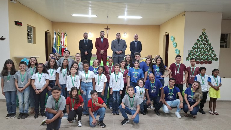 Realizada Sessão Solene para entrega da Medalha "Aluno Nota 10" — Câmara Municipal